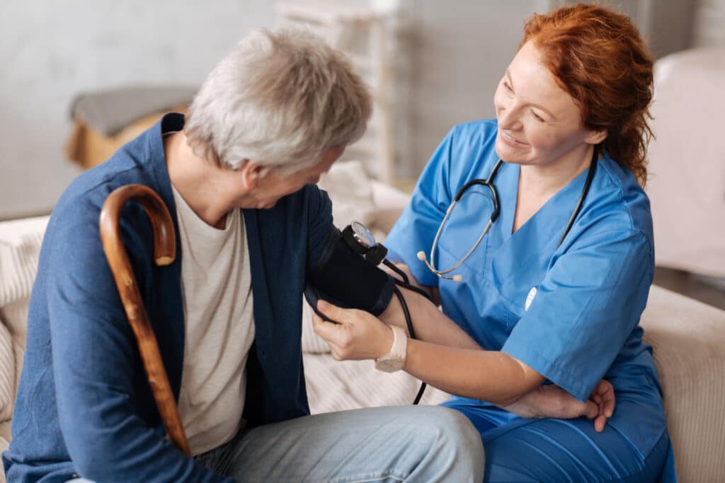 Devenir aide soignant(e) : salaire, formation, missions