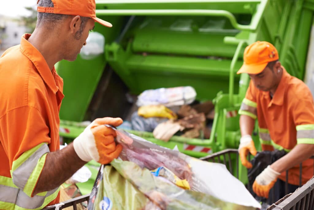 Devenir éboueur ripeur : salaire, formation, missions